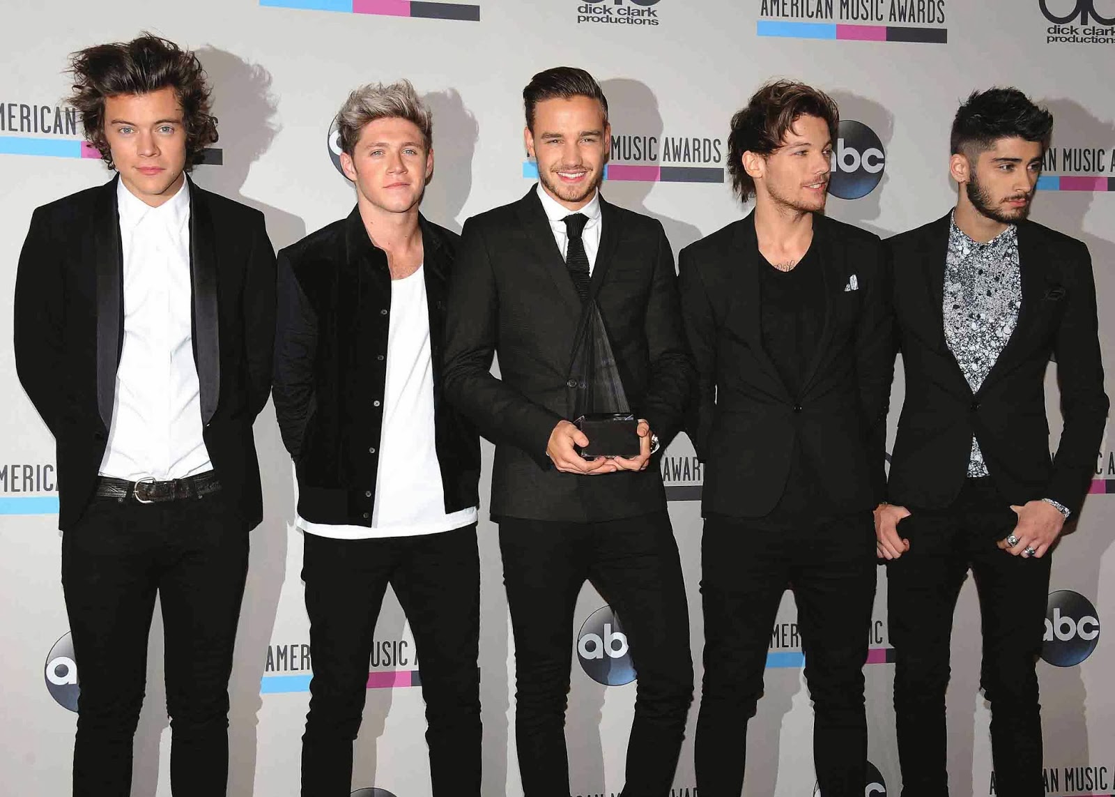 BACKSTAGE AT THE 2013 AMERICAN MUSIC AWARDS
