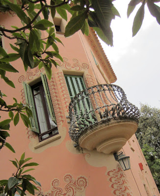 wacky tacky: Say Howdy to Gaudi!