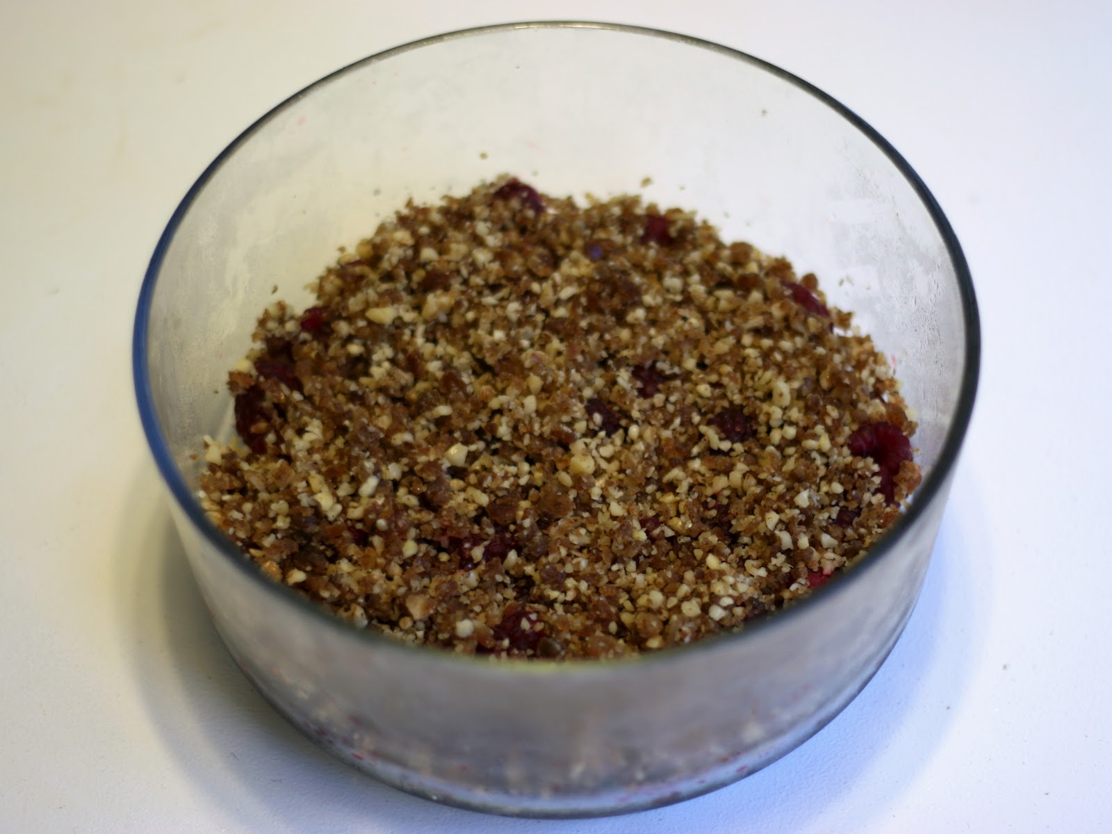 Raw vegan raspberry crumble recipe! Mmm... / Create / Enjoy