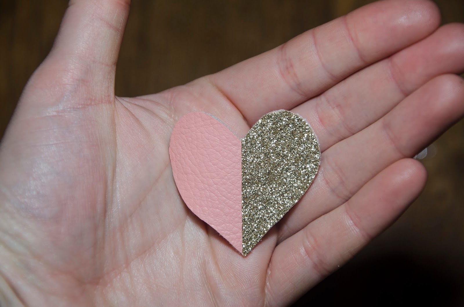 DIY : Une broche en cuir et paillettes