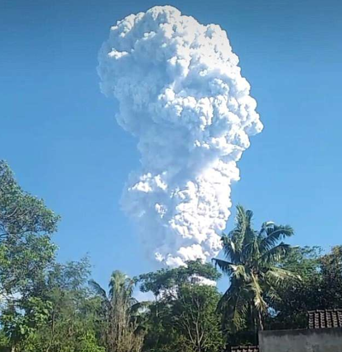 (Video & Gambar) Gunung Berapi Paling Aktif di Indonesia Meletus ...
