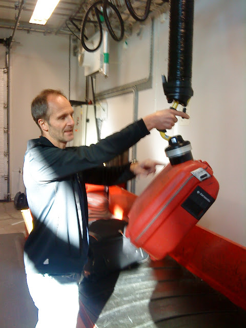 An Ergonomic Vacuum Lifter Improves Bag Lifting