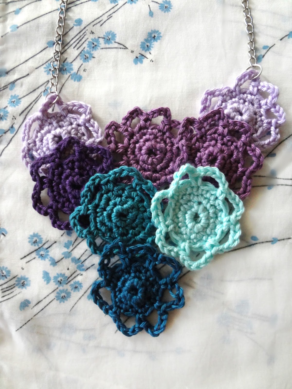 Little Treasures: Little Rosettes Flower Neklace - Free Pattern