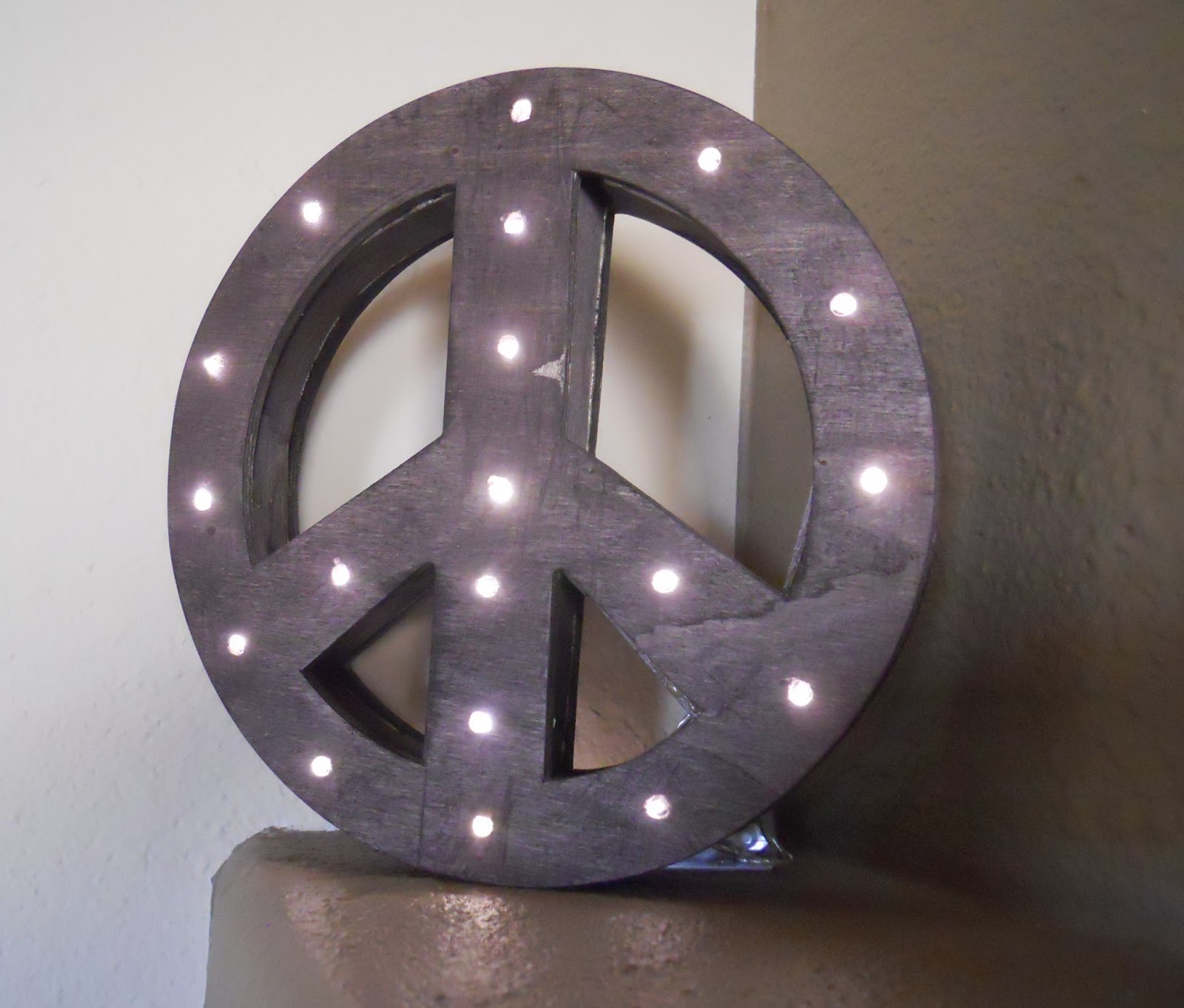 Corner Window Crafts: DIY Lighted Peace Sign