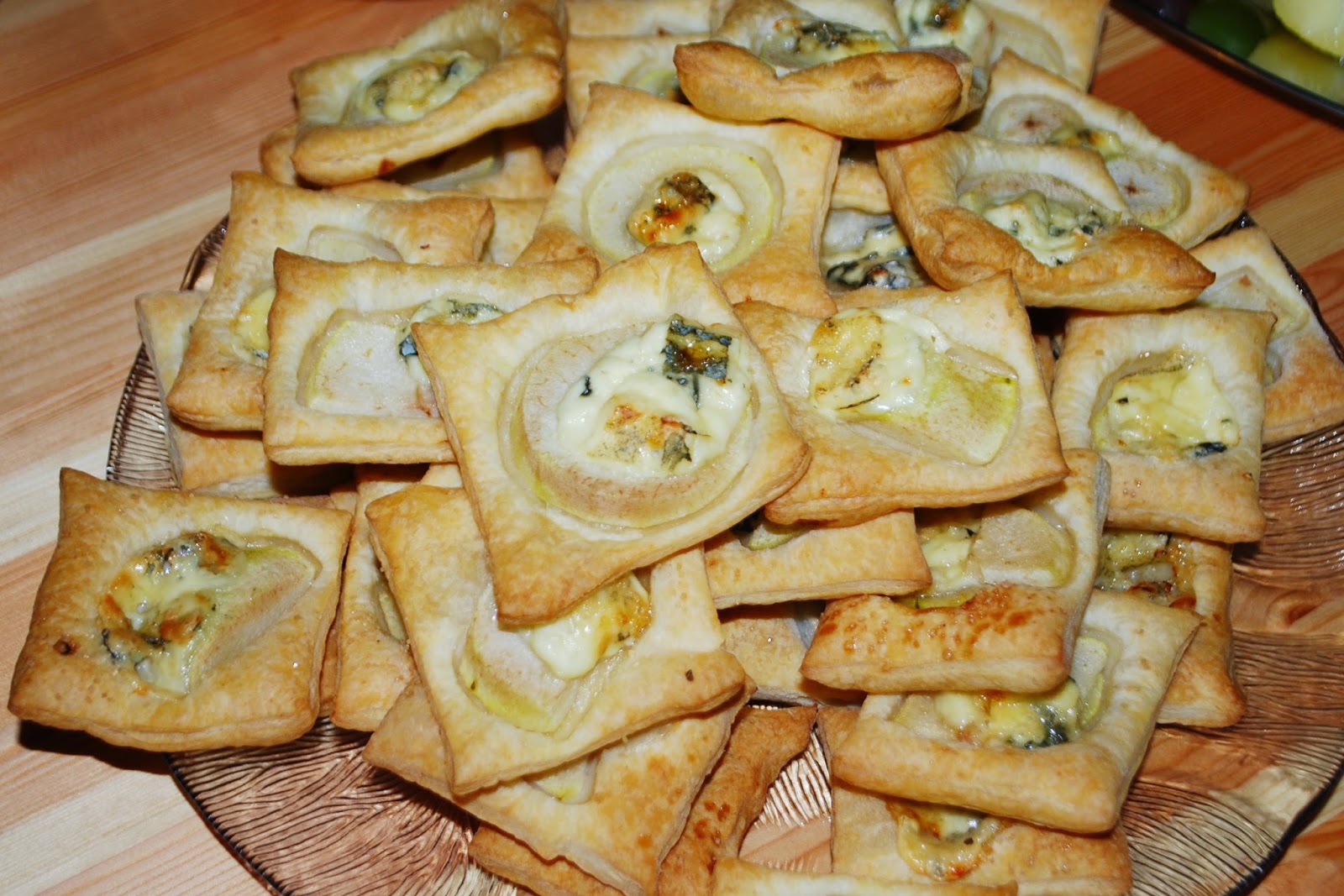 Kerttu toidu- ja terviseblogi: Pirni-hallitusjuustu suupisted