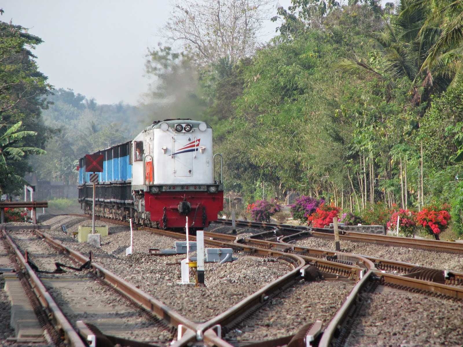 Kereta Api Indonesia: Rangkaian Kereta Api Kricak Dengan Lokomotif ...