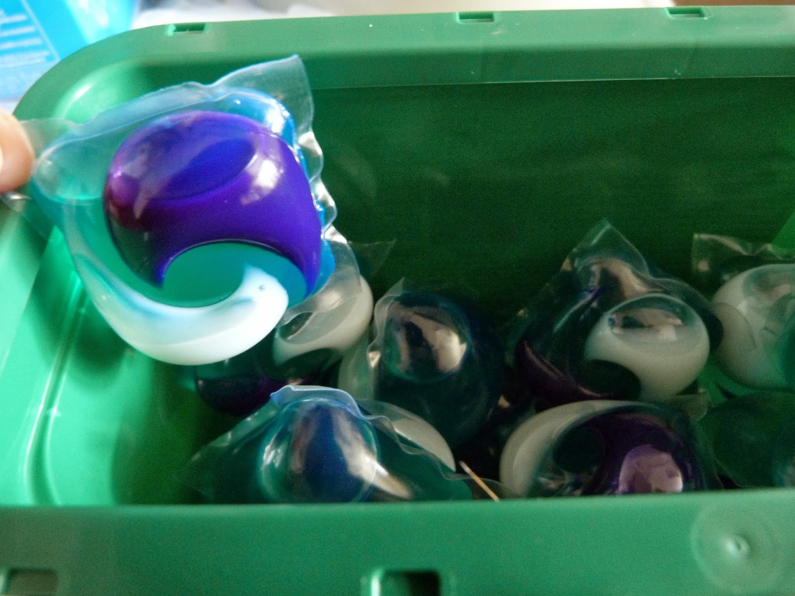 GIVEN TO DISTRACTING OTHERS: NEW Ariel 3in1 Pods Review