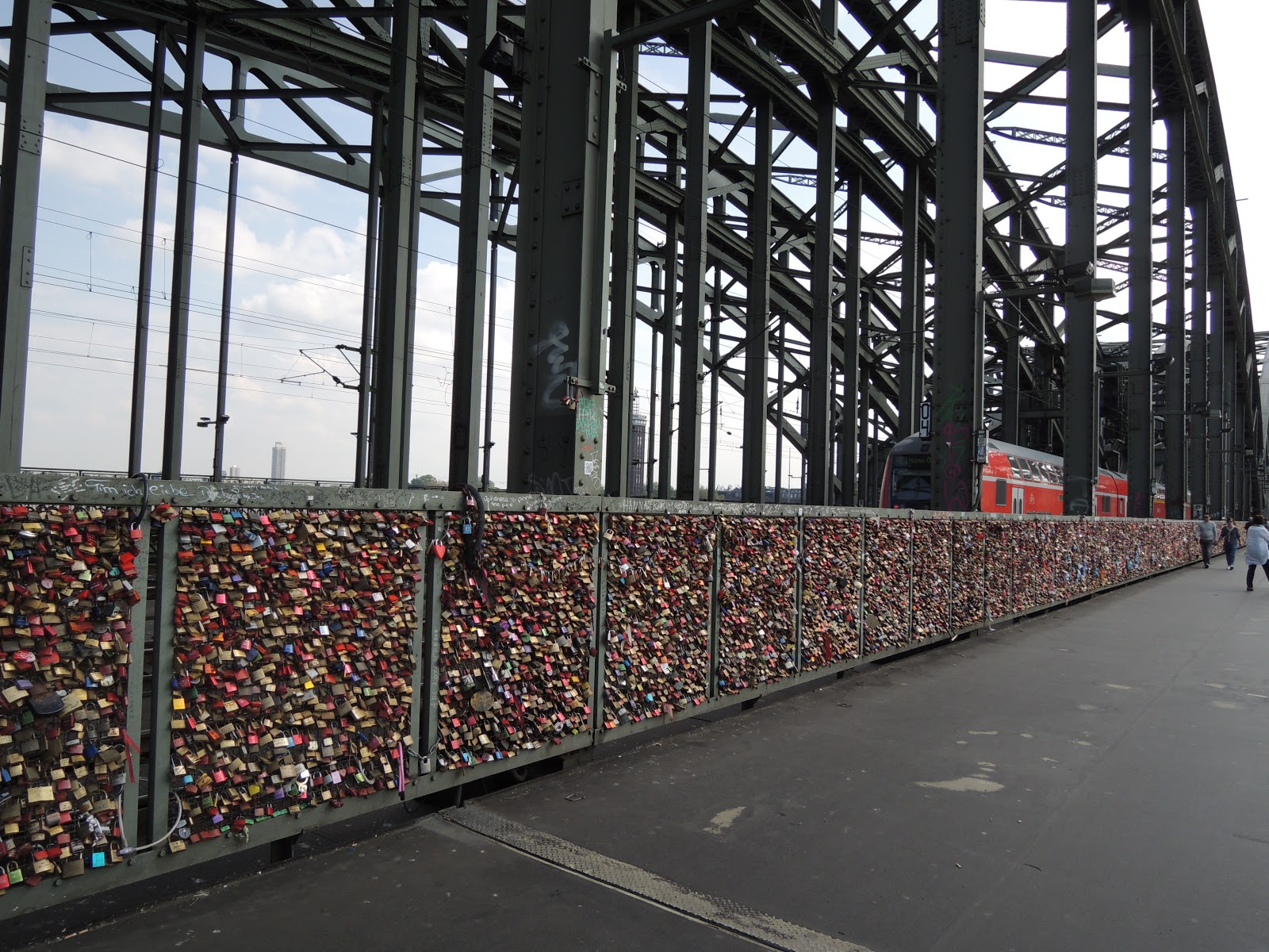 GREAT EATS HAWAII: LOVE LOCK BRIDGE - COLOGNE, GERMANY