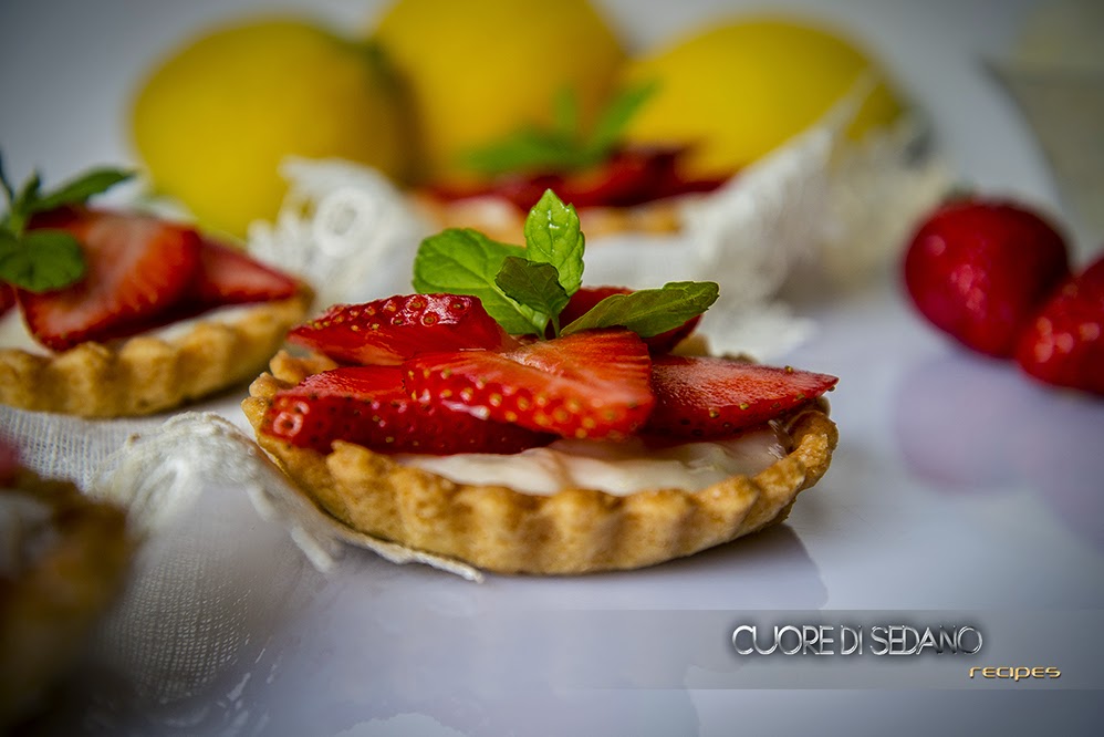 Tartellette con crema al limone light senza uova e fragole - Cuore di ...