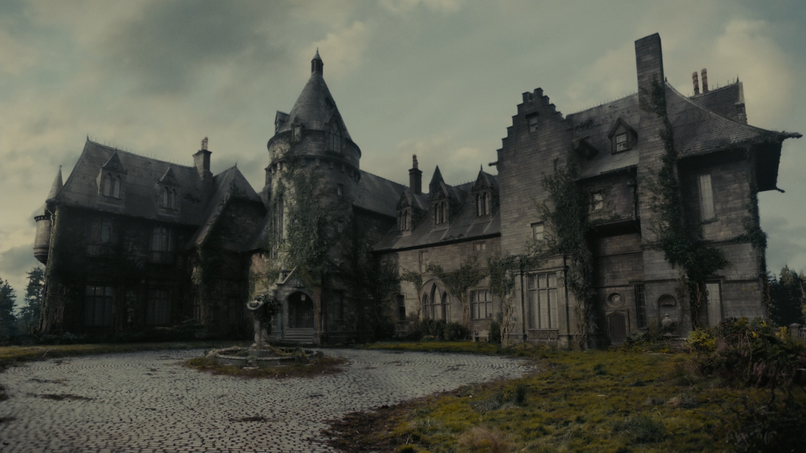 mise-en-scene: 'Dark Shadows' 2012 dir: Tim Burton