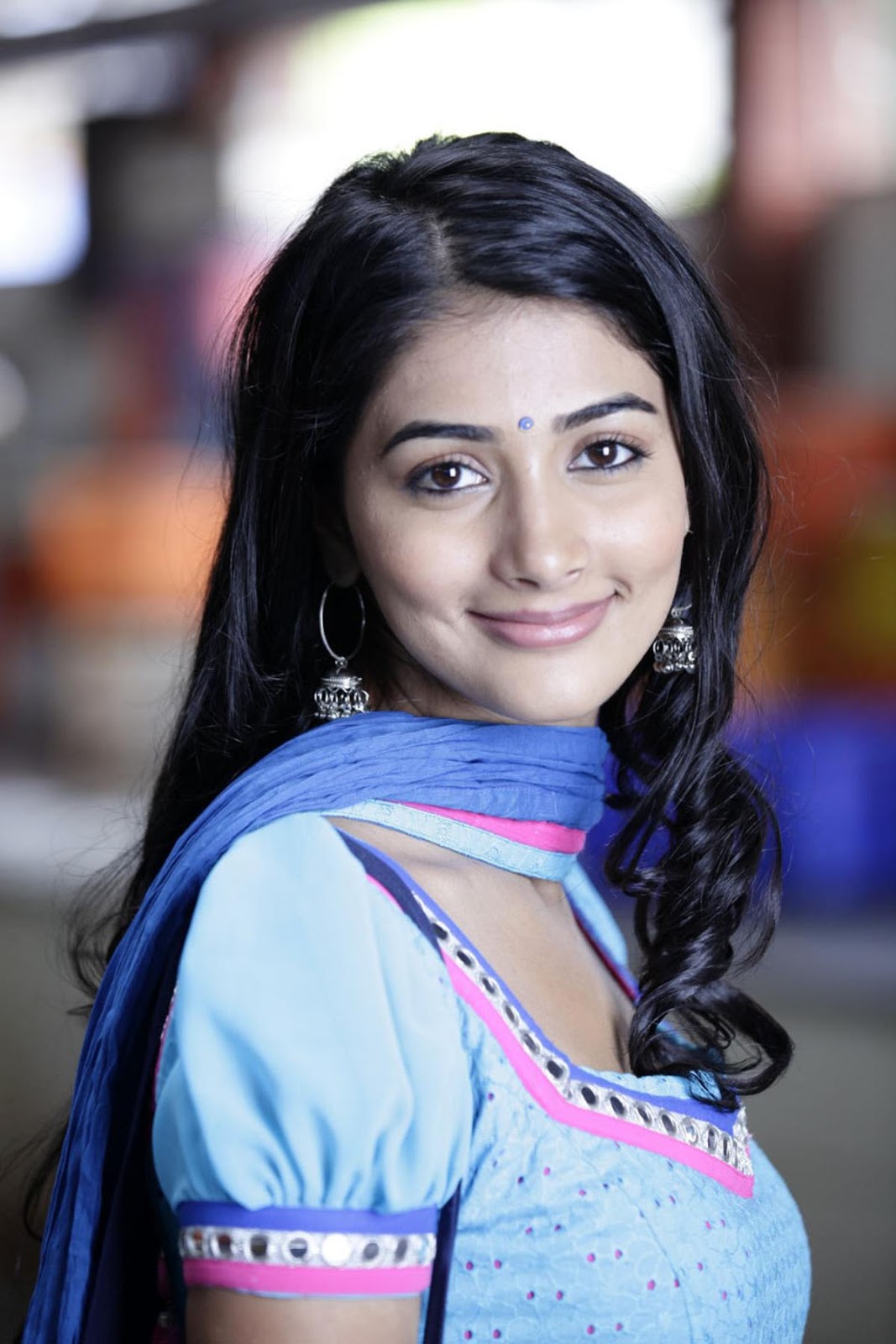 CAP: Telugu Actress Pooja Hedge Cute HD Images