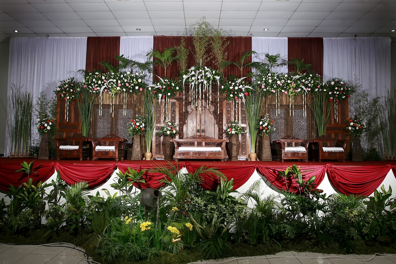 BUNGA DEKOR: DEKORASI MOTIF TRADISIONAL DI GEDUNG