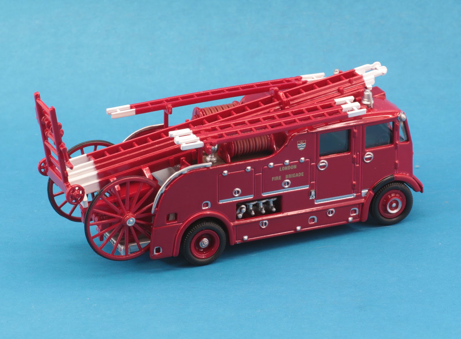 Incredible Mini Garage: AEC Regent III 1950 Fire Engine 1/76 Oxford