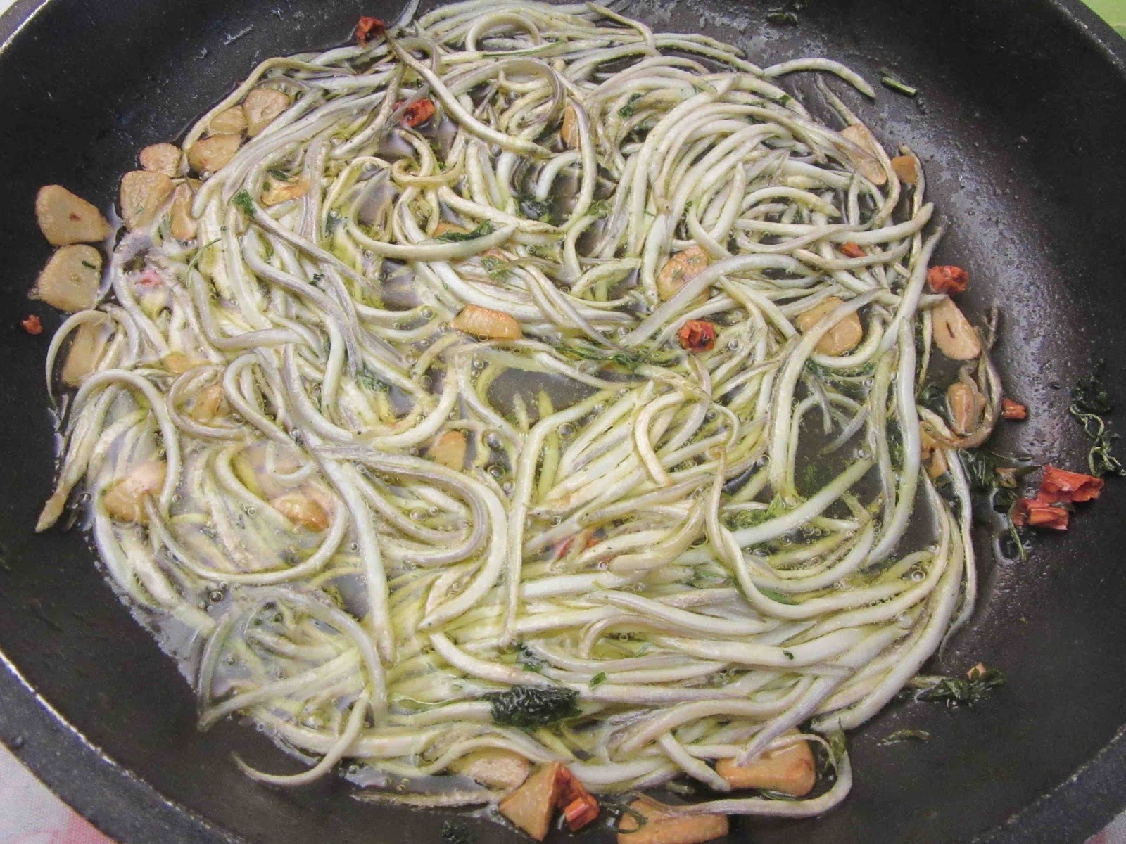 Culinaria y otras cosas: Angulas al ajillo