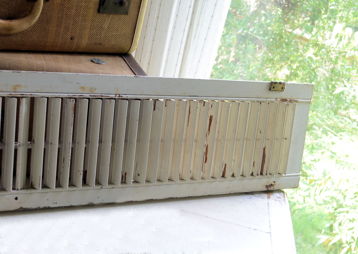 LaurieAnna's Vintage Home: DIY Shutter Plate Rack