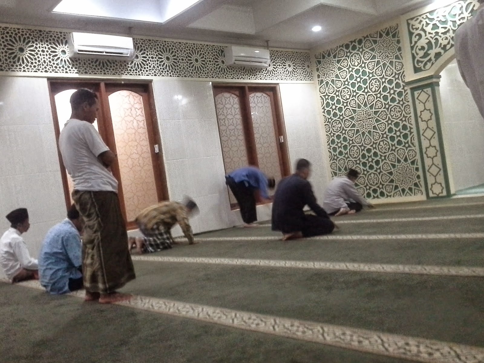 Shalat Di Mana ?: Fenomena AC Masjid