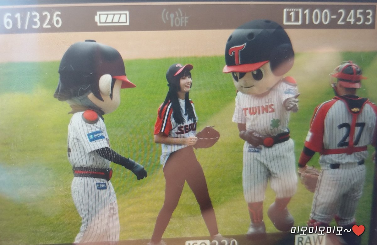 Joe's Twice Photo Blog: 190414 TWICE Momo Baseball game first ball (110 ...