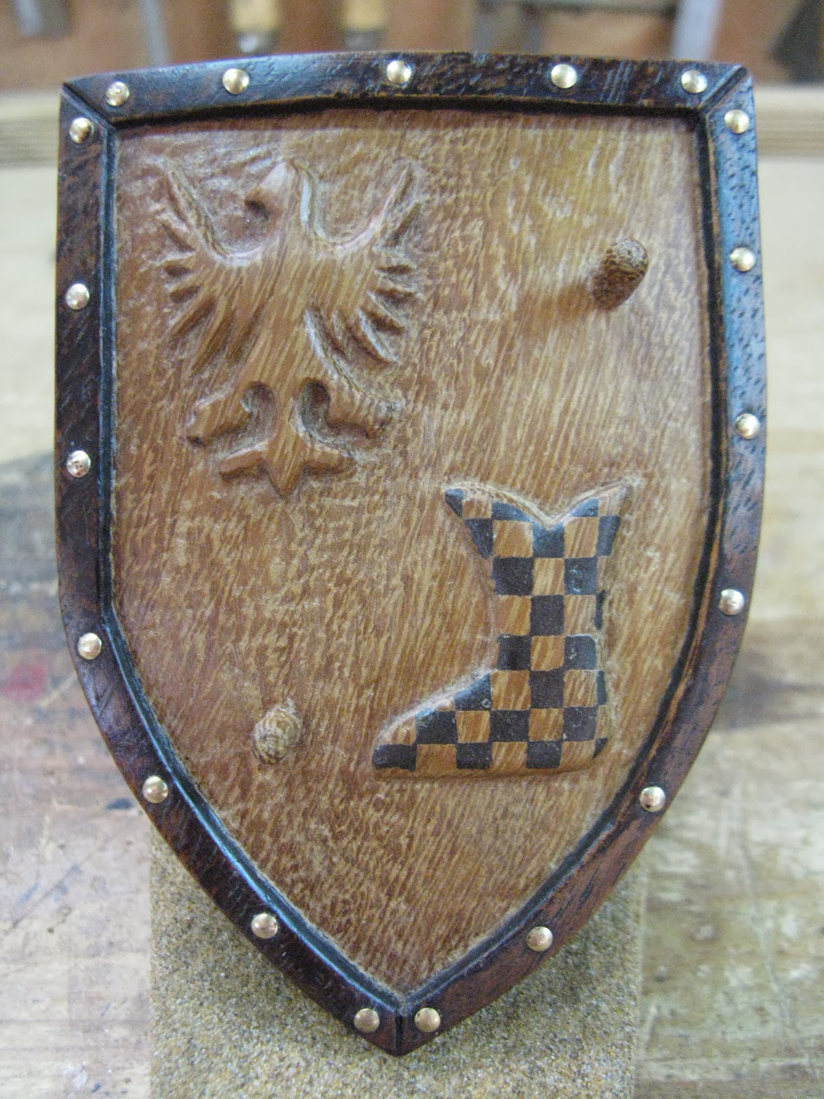 Cualquier tiempo pasado: Escudo medieval con talla heráldica.