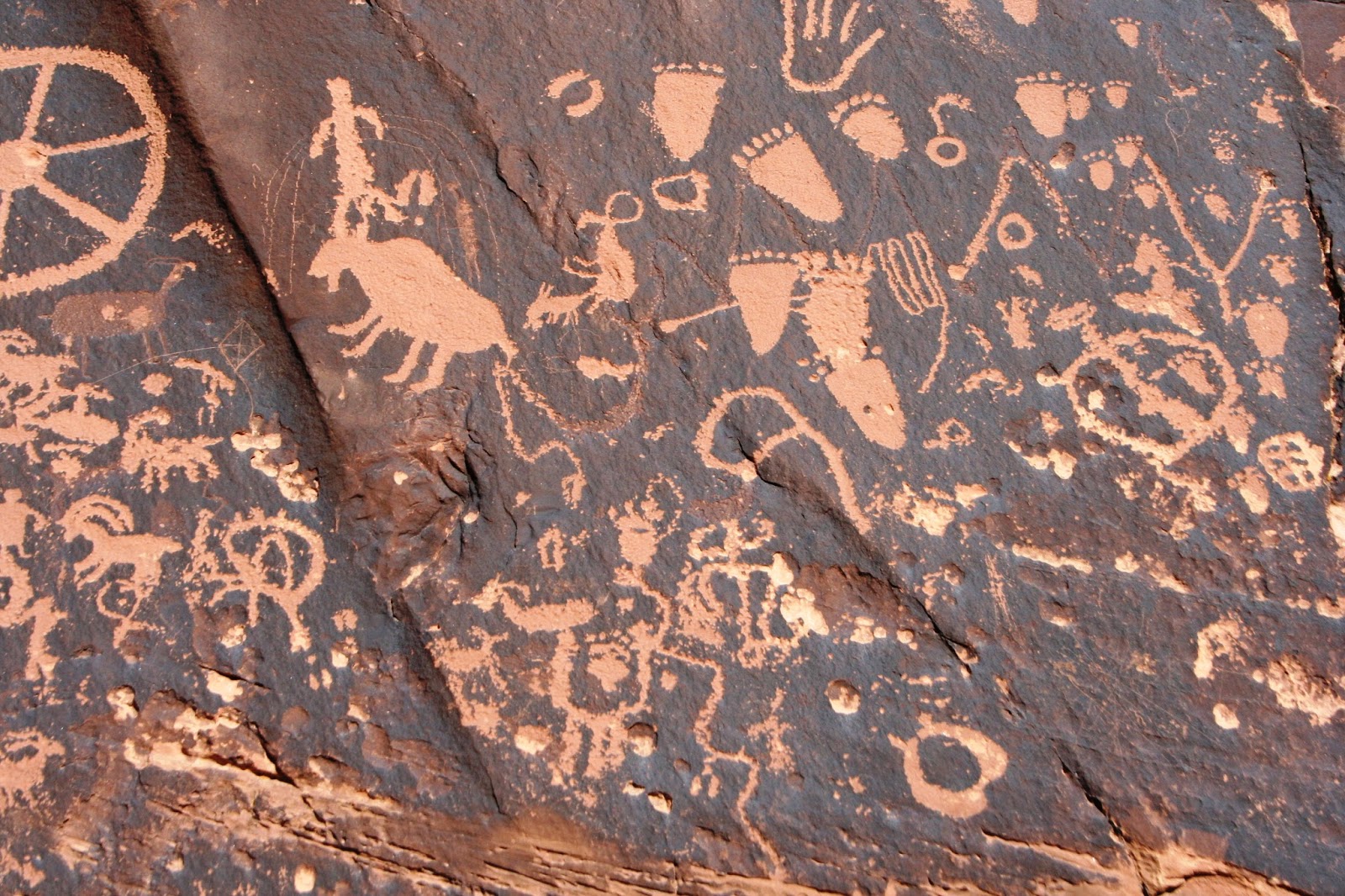 Utah Pictographs, Petroglyphs and Rock Art: Newspaper Rock Petroglyphs