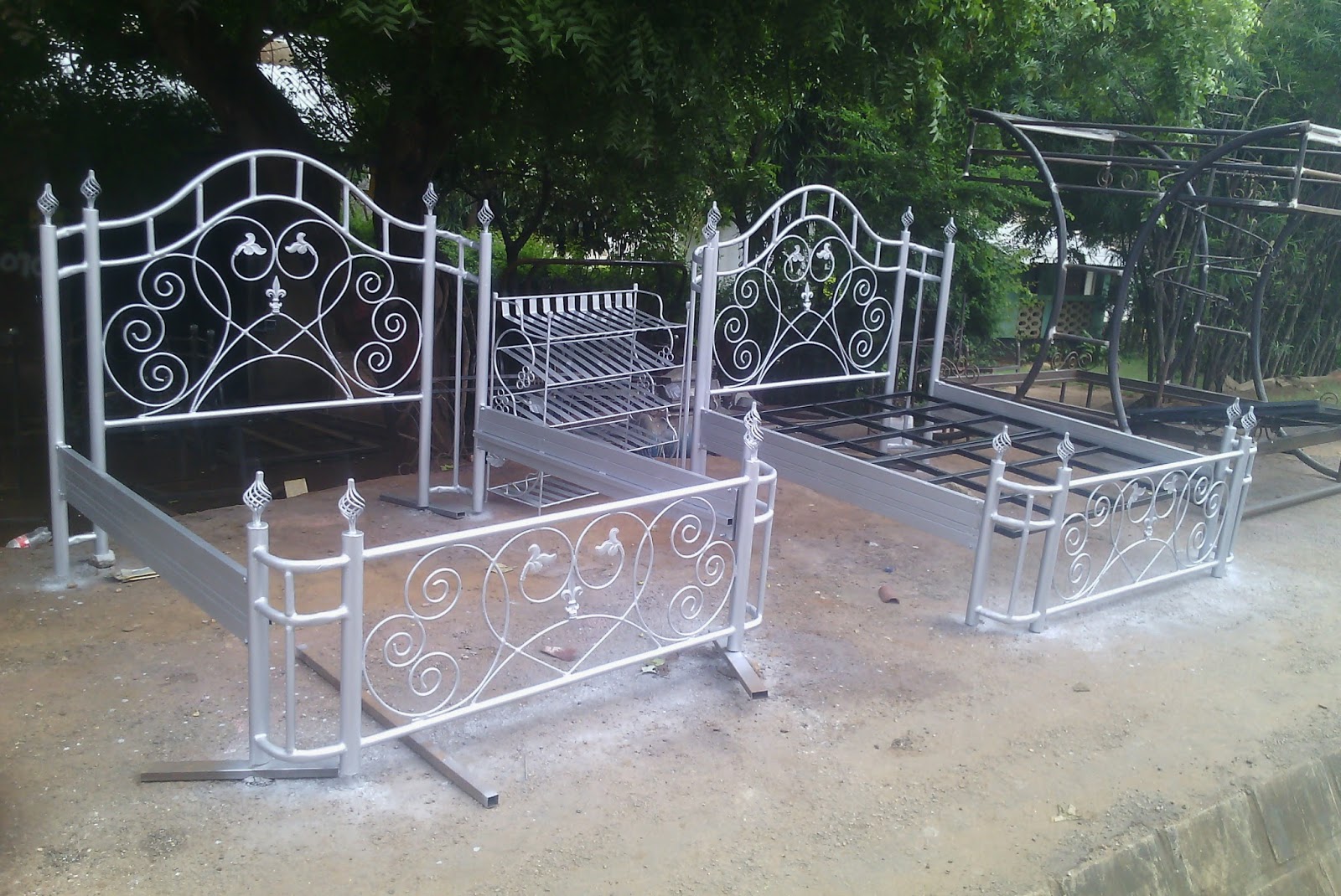 FUNDICHAPAKAZI: Vitanda vya chuma katika rangi na maumbo tofauti tofauti