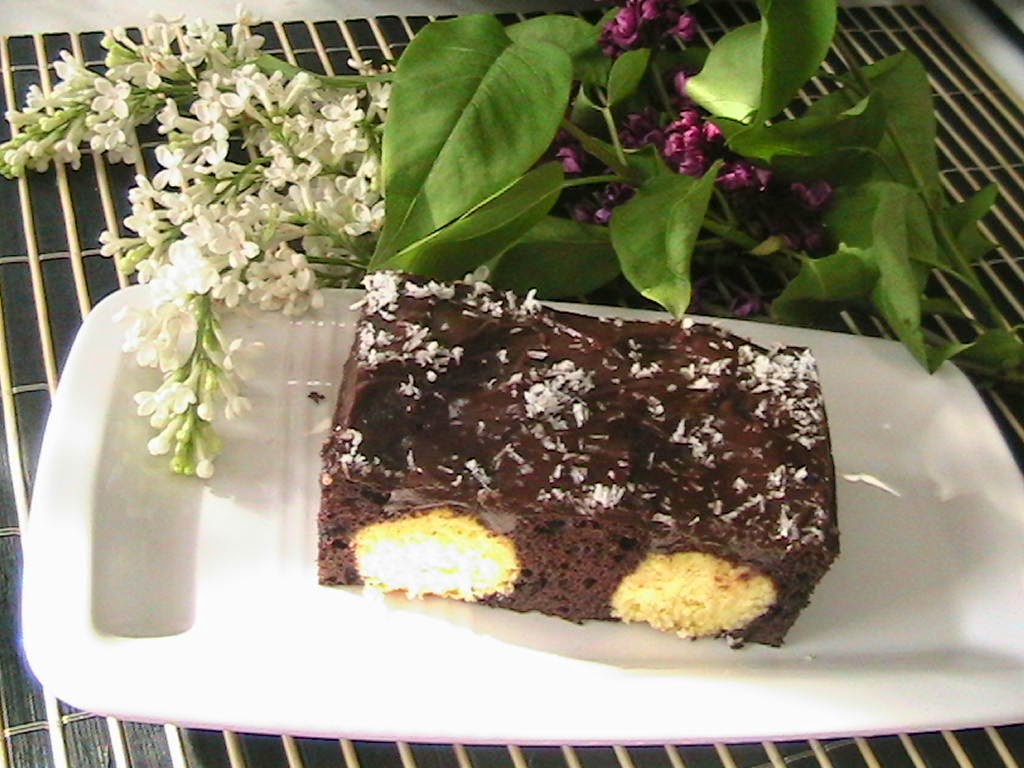 Hellena ...din bucataria mea...: Prajitura cu ciocolata, bile din ...