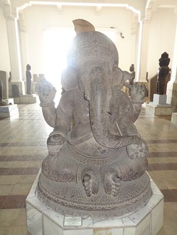 Arca Arca di Museum Nasional - Stupa Sejarah