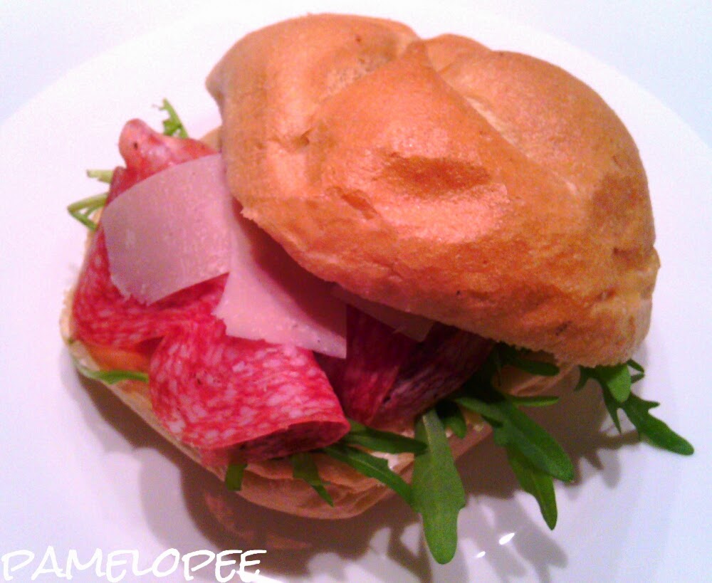 aldte: Belegtes Brötchen mit Baguette-Salami, Rucola und Parmesan