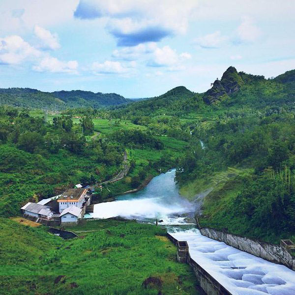 keindahan waduk wadaslintang