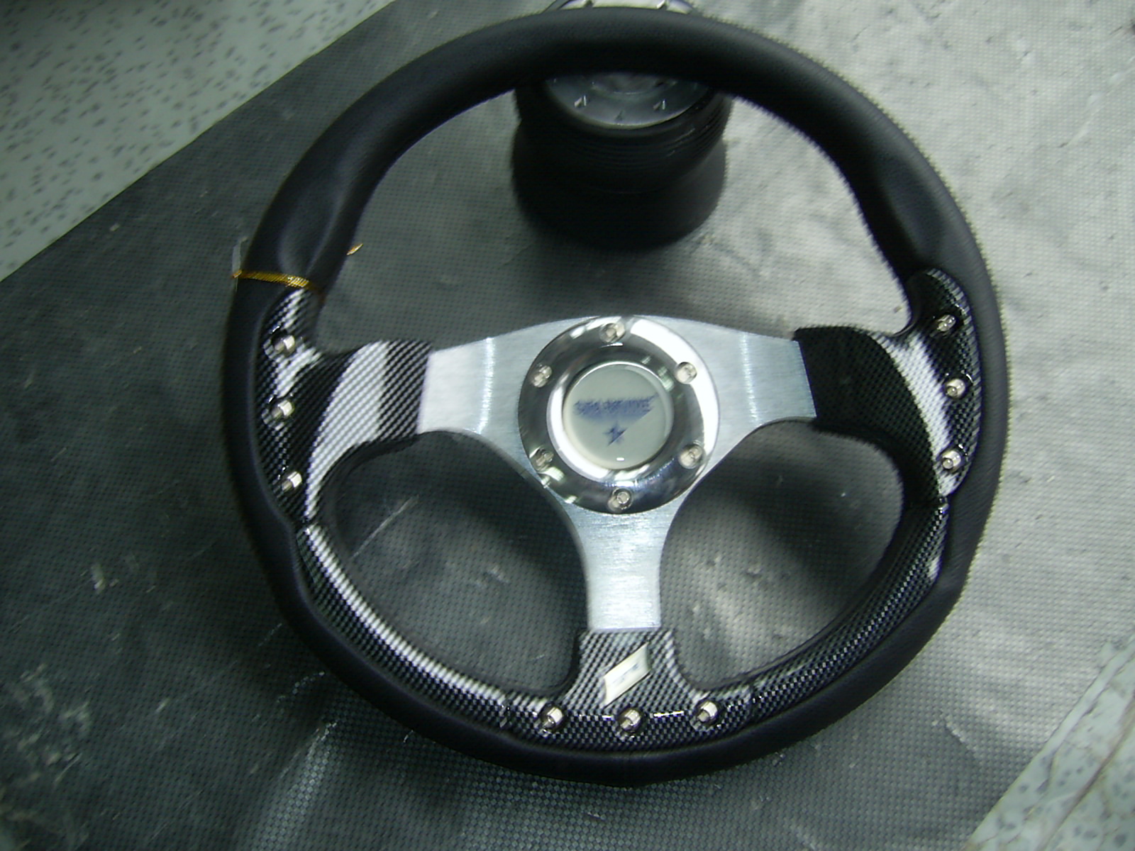 TUNINGCOX: volan sport carbon la pretu de 103 lei