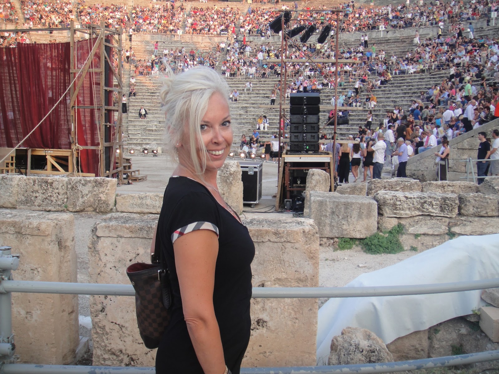 Ταξιδεύοντας στα σύννεφα..: ΕΠΙΔΑΥΡΟΣ- ΛΗΓΟΥΡΙΟ-ΠΑΡΑΣΤΑΣΗ ΠΛΟΥΤΟΣ ...