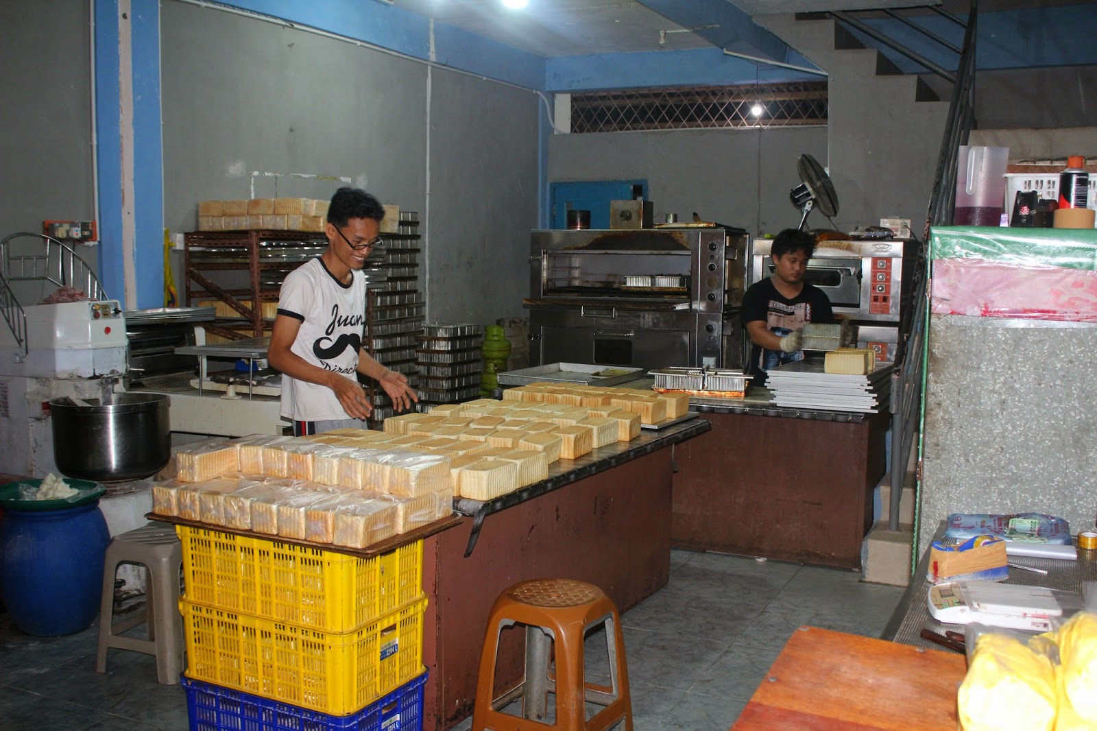 Roti Bakar Pak Raden: SUASANA RUANG PRODUKSI