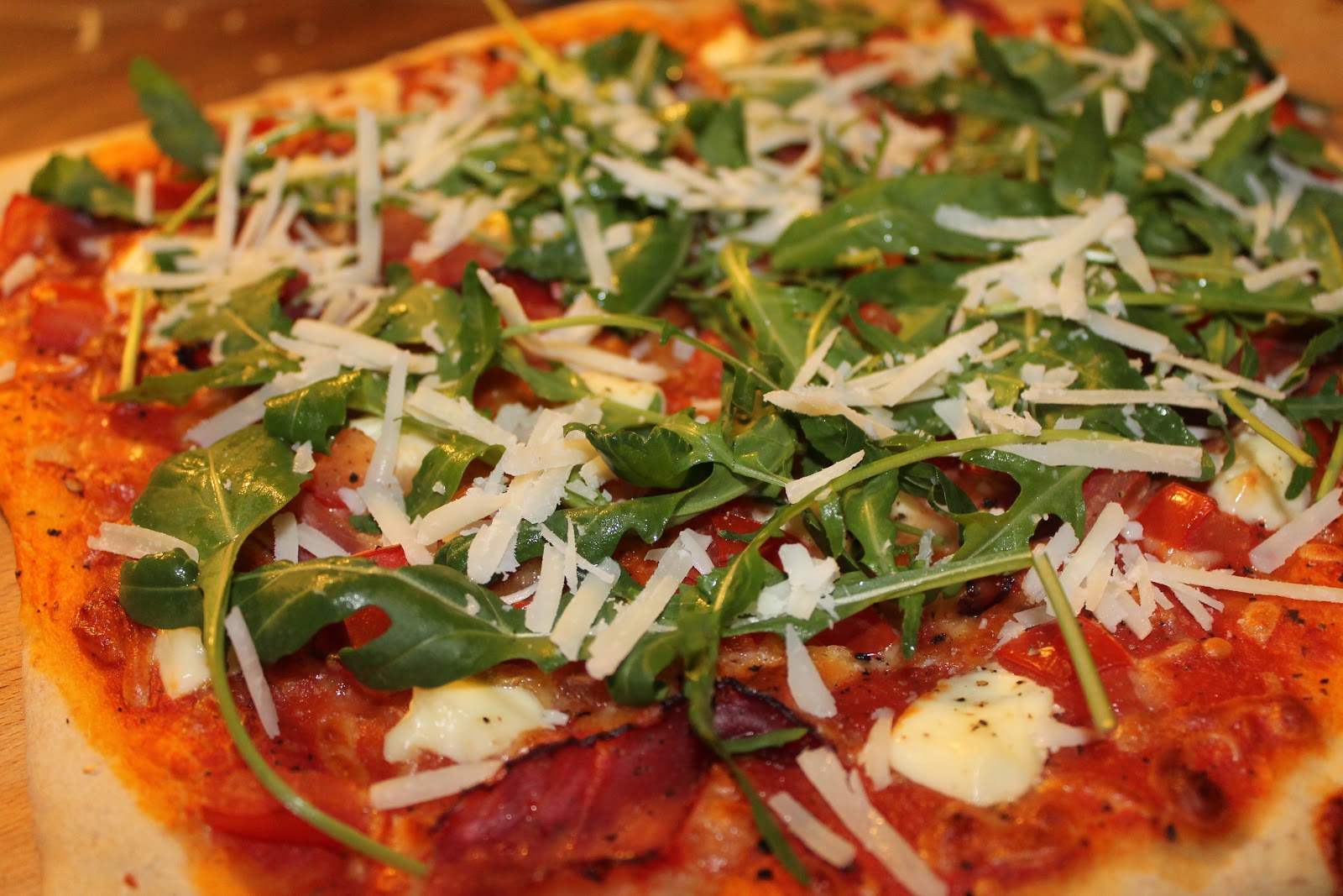 Marias Madside: Pizza med mascarpone, lufttørret skinke, rucola og pecorino