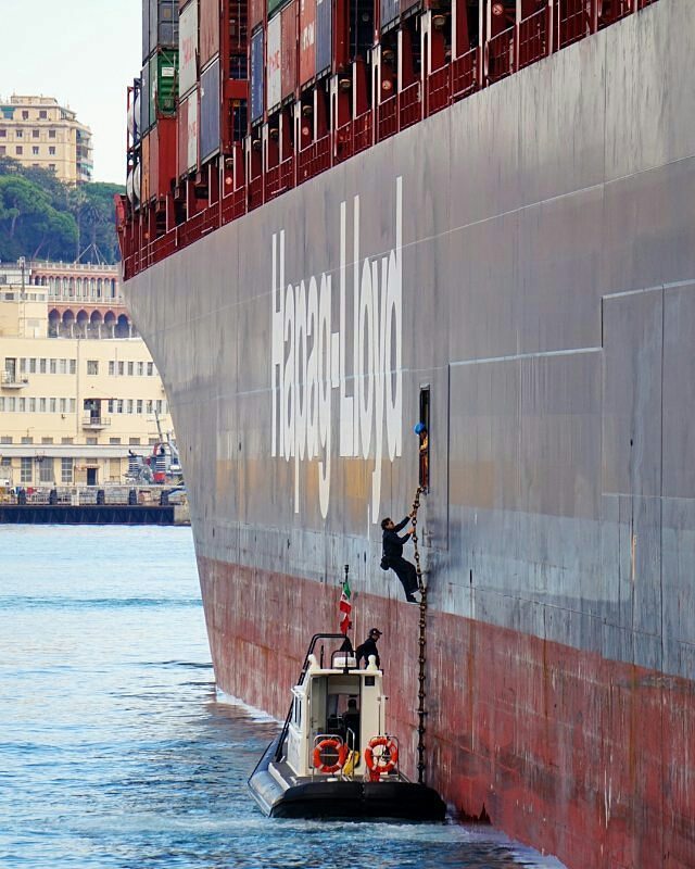 daily timewaster: Hands to yer cutlasses, mates! Repel boarders!