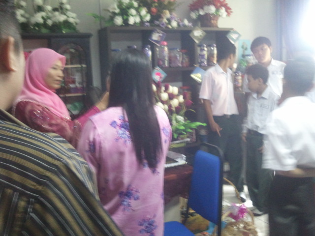 CaTaTaN JeMaRi ..AnAk PaNtAi..: Sekitar lawatan dari guru dan murid ...