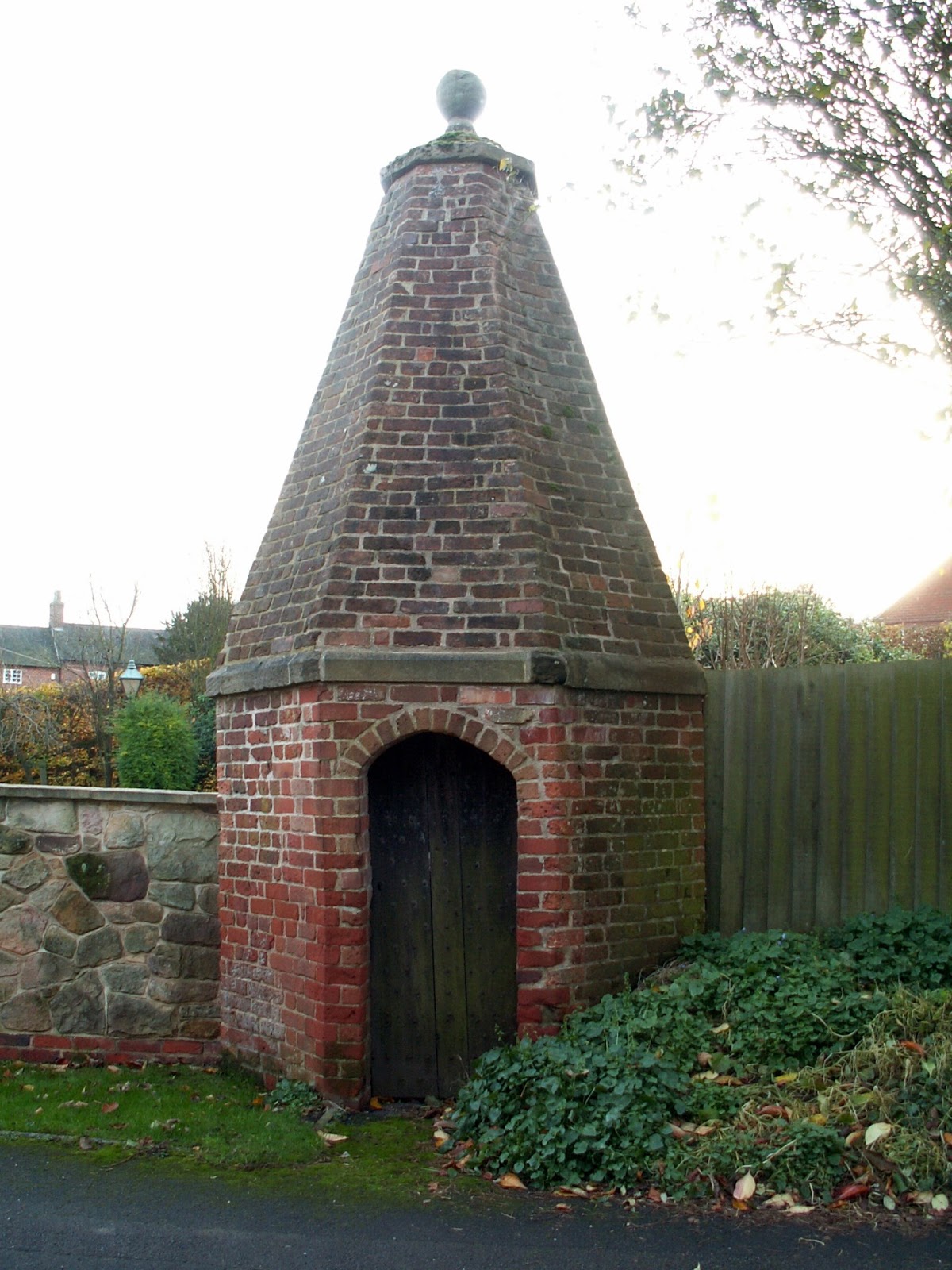 Roy's blog: DERBYSHIRE. Lock-ups at Sandiacre, Smisby, Ticknall and ...