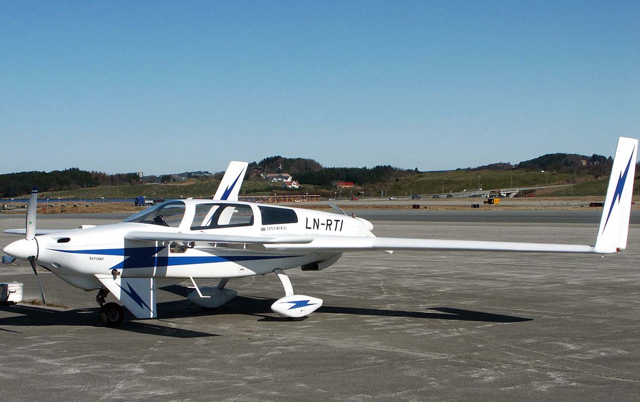 nhungdoicanh: Rutan 40/74 Defiant