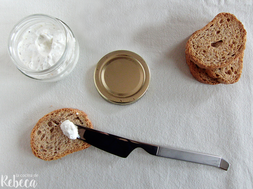 La cocina de Rebeca: Queso de untar (casero) con hierbas aromáticas