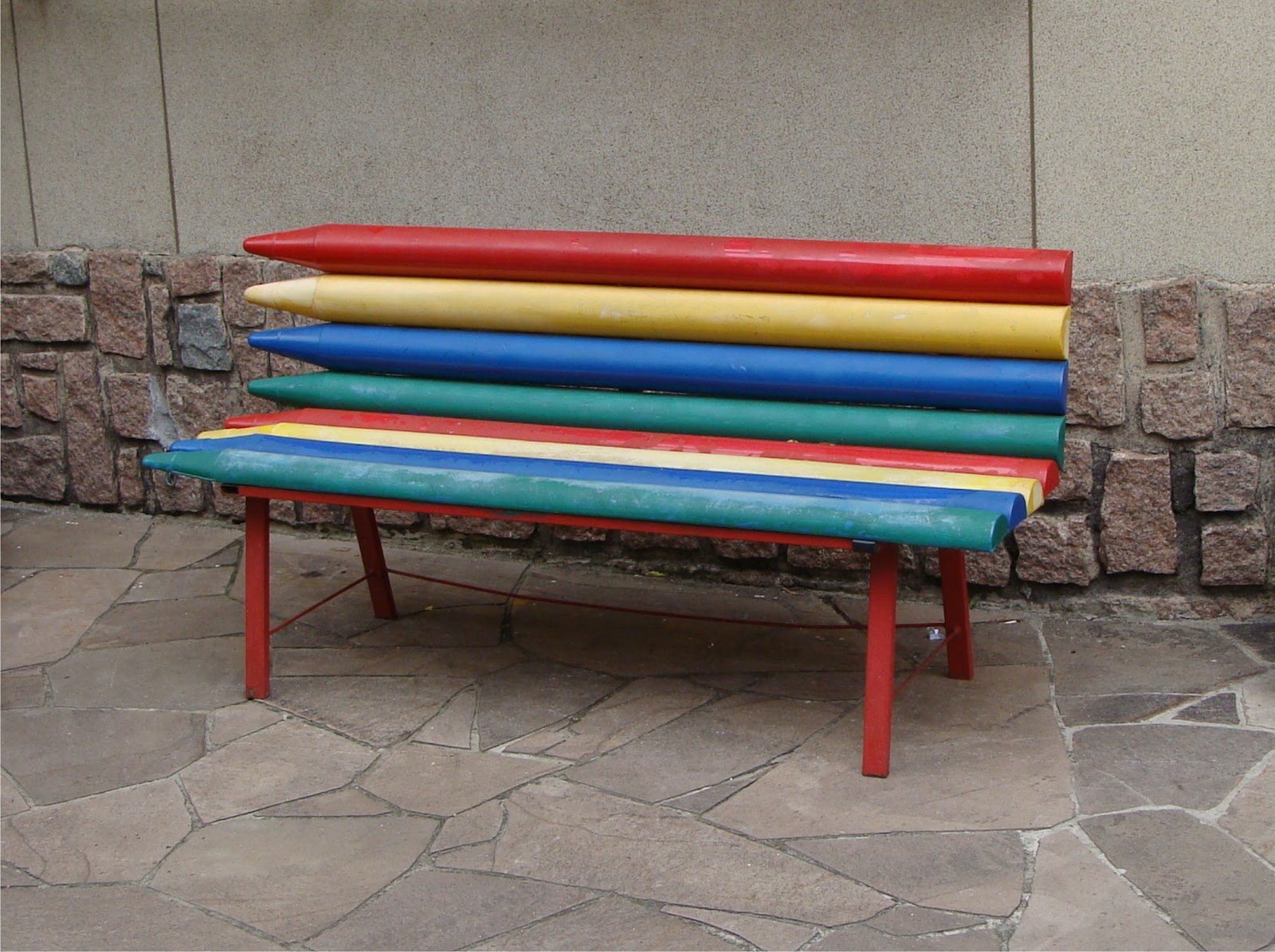 Un banco crea un espacio para conversar: Los lápices de colores...