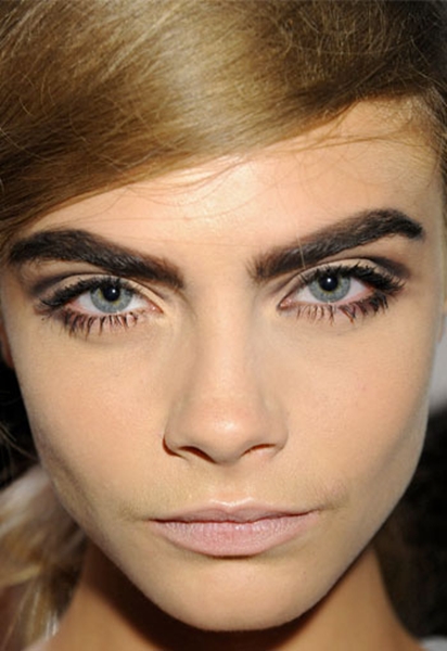 Las cejas anchas de las modelos son tendencia | ME PASO EL DIA COMPRANDO