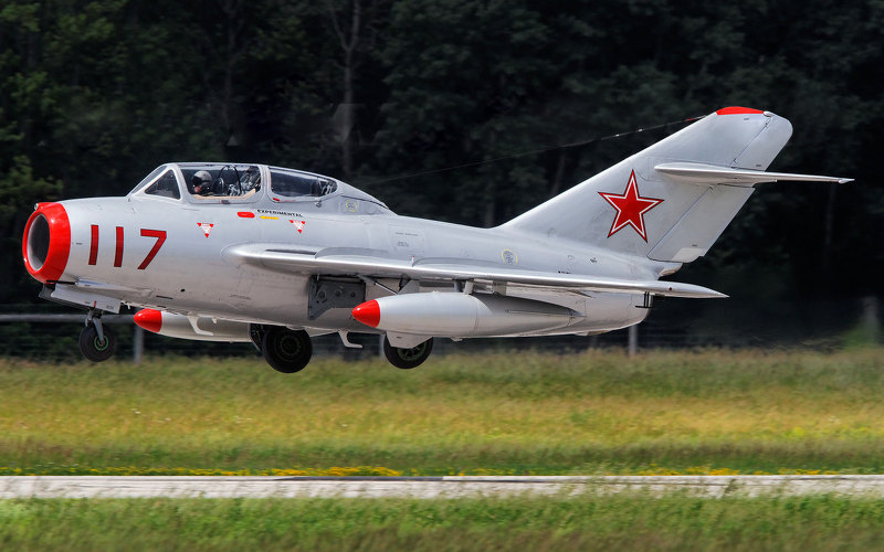 Fly in MiG-29 for tourists! : MiG-15 flight: ride a Legend!