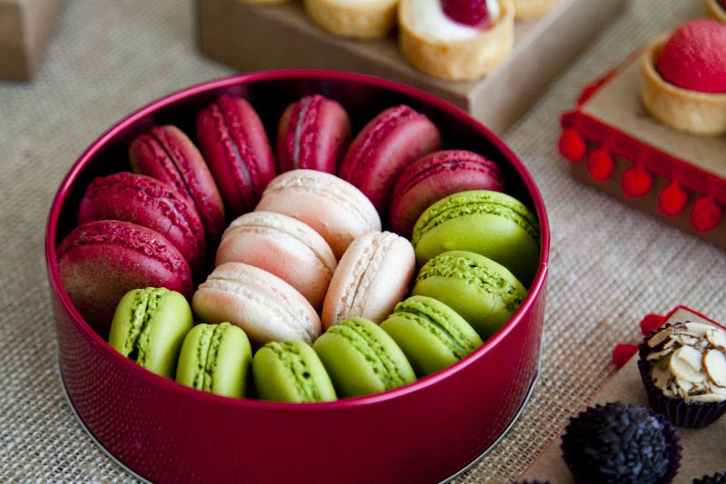 Macarons dourados com recheio de ganache de chocolate meio amargo