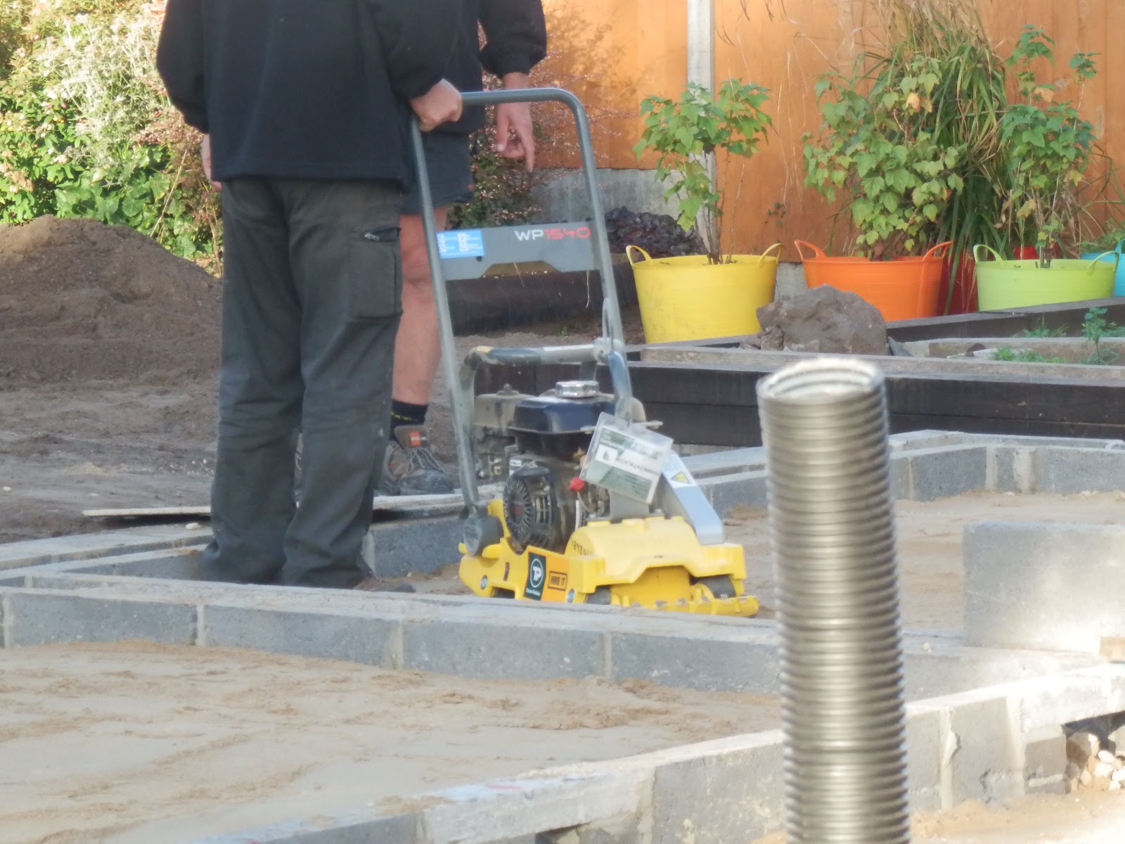 The Eco-Home My Dad Built: Stone hardcore compaction and another delivery