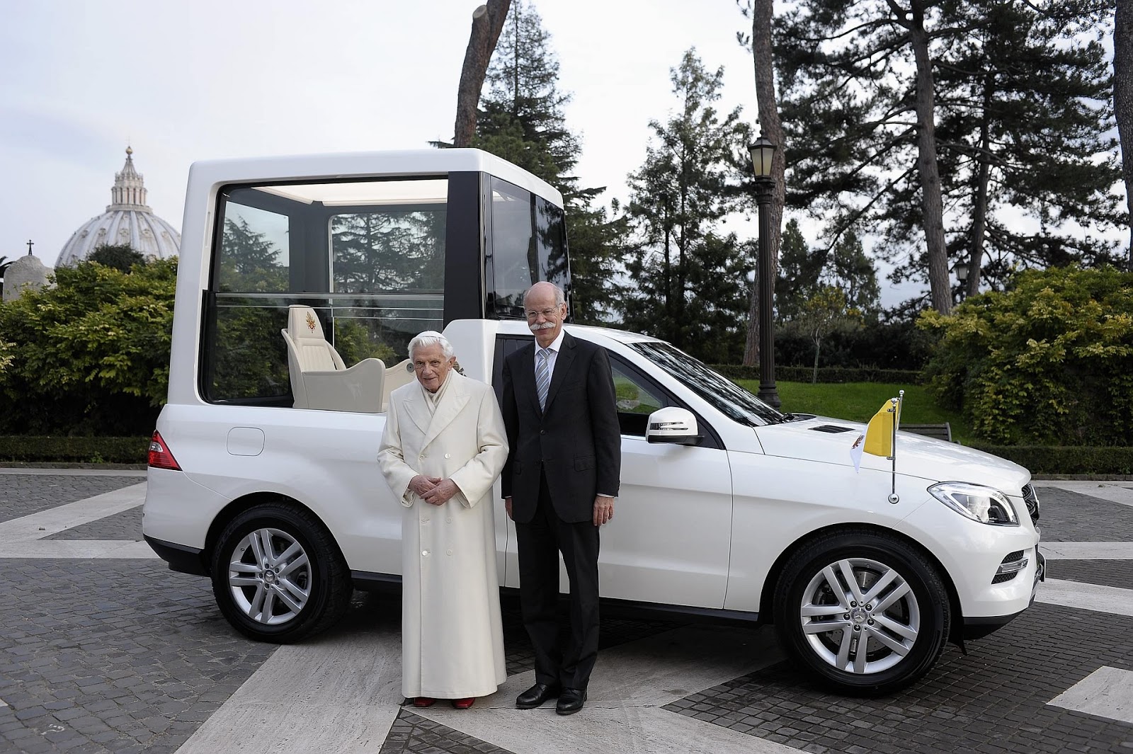 IN4RIDE: MERCEDES-BENZ DELIVERS NEW "POPEMOBILE"
