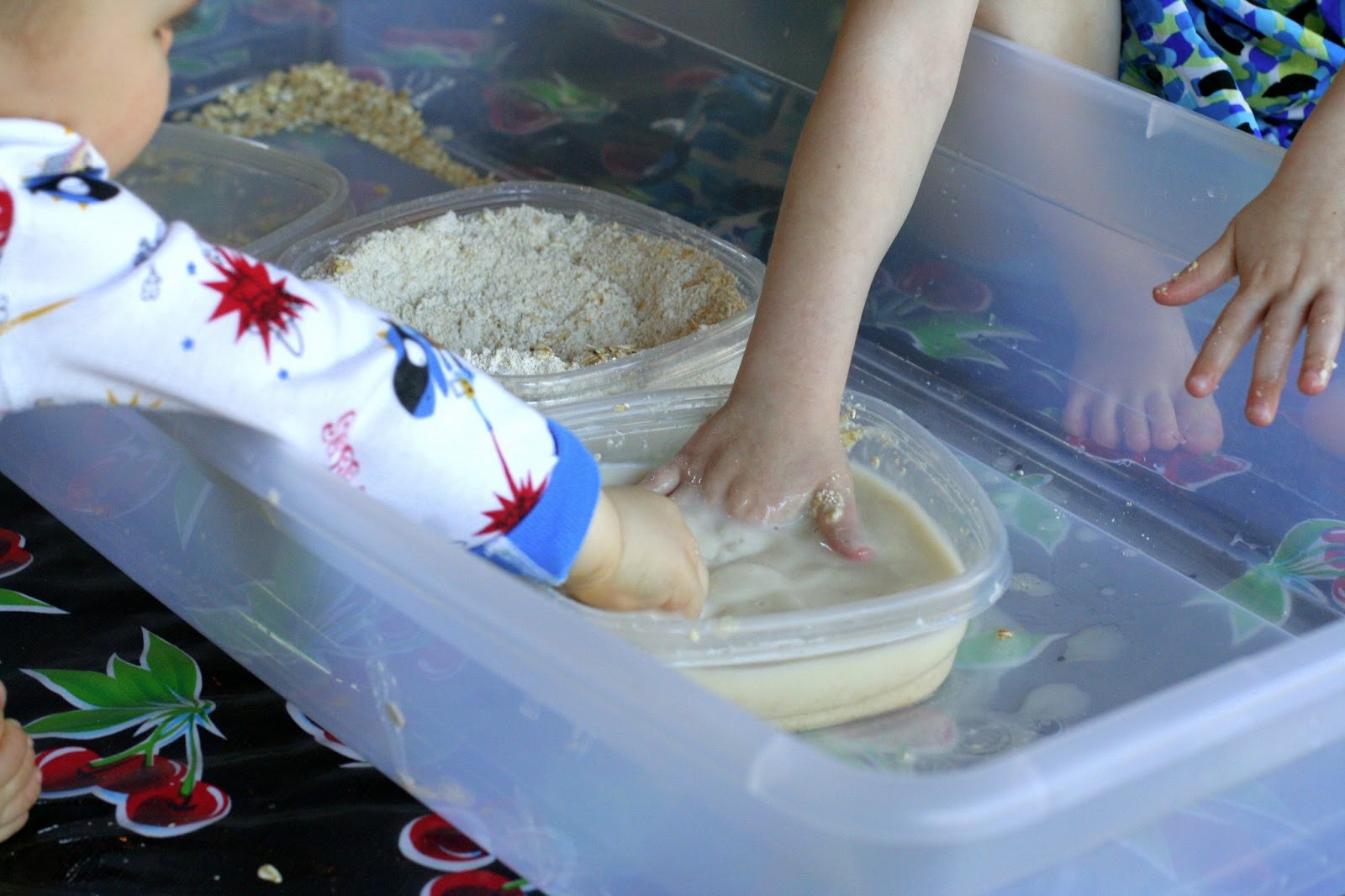 10+ Easy Sensory Bins/Tables for Babies, Toddlers, and Preschoolers