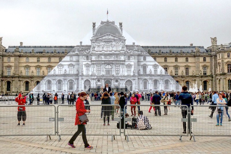 Street Art : JR fait disparaître la pyramide du Louvre - Paris 1 ...