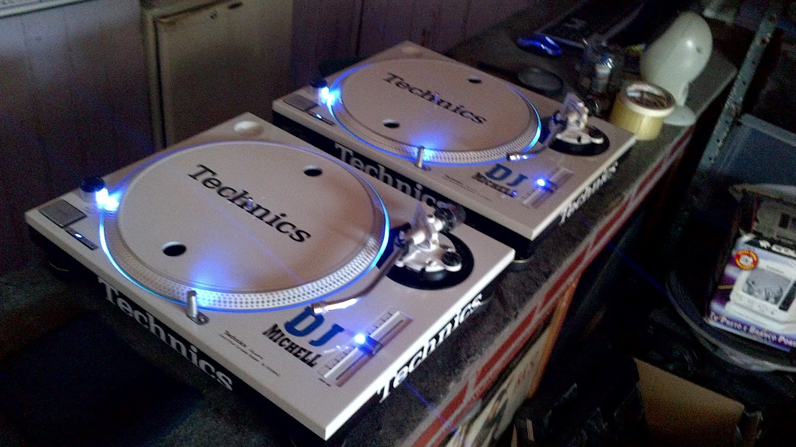 Veilton DJ - Turntable Artist: • Technics MK2 (DJ Michell)