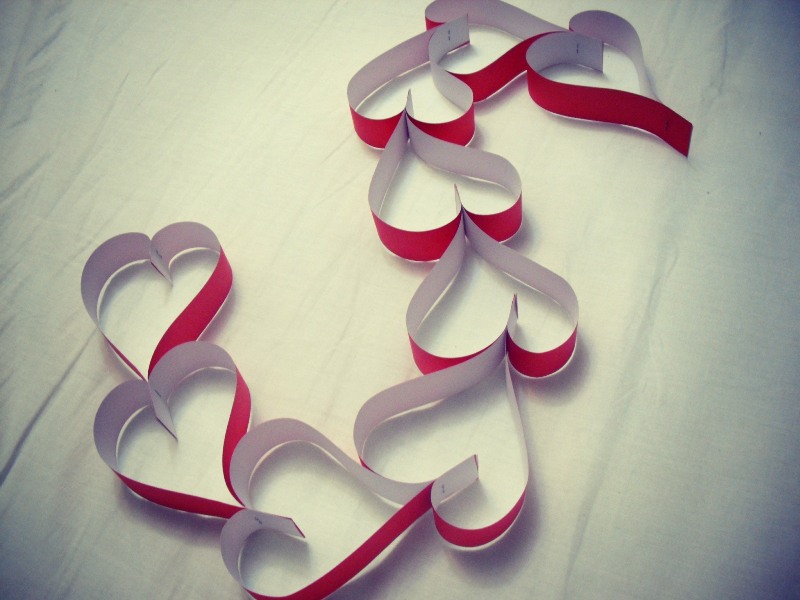 Whipped Up Pretty DIY Pretty Paper Heart Chain Whipped Up Pretty DIY Pretty Paper Heart Chain