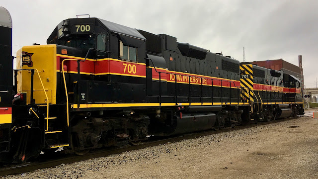 𝗦𝗟𝗔𝗞𝗜𝗡𝗚𝗙🍩🍩𝗟: Iowa Interstate Railroad Passenger Train