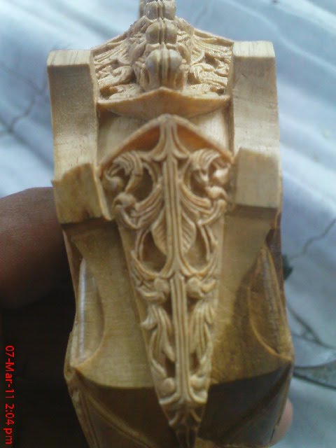 .::Seni Ukiran Halus::.: Hulu keris pekaka