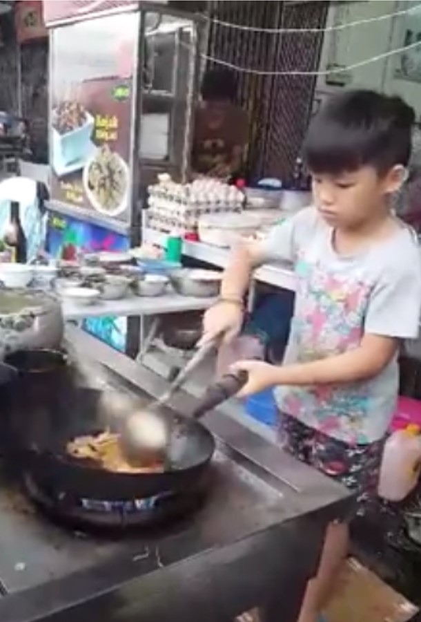 大马小学男童，帅气抓锅炒粿条！视频上万人Share ! - Leesharing